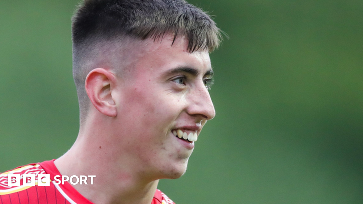 Darragh Burns: Milton Keynes Dons sign St Patrick's Athletic winger ...