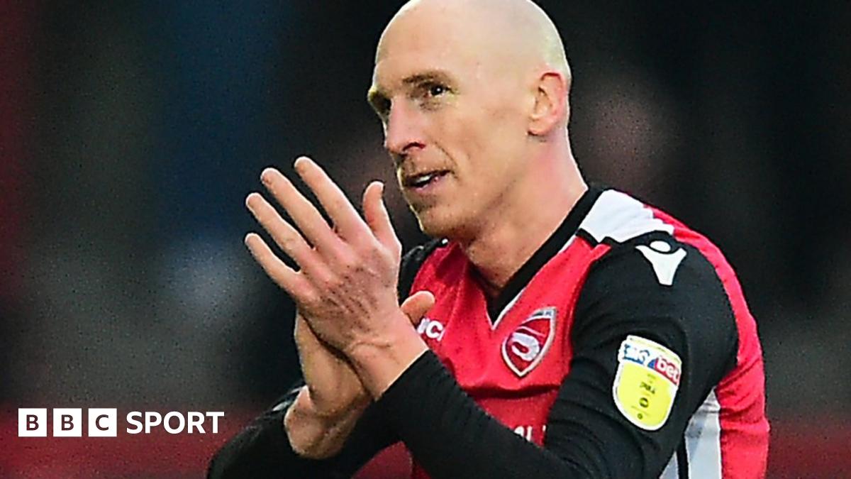 Kevin Ellison: Morecambe forward, 40, signs new one-year deal - BBC Sport