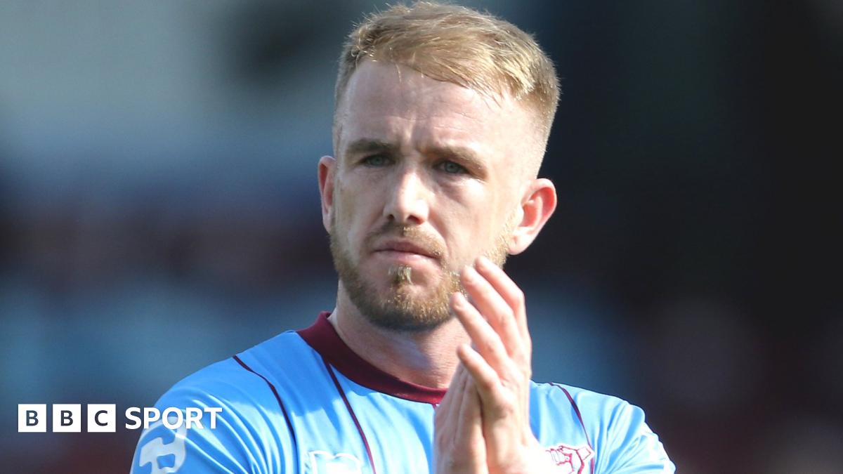 Paddy Madden: Fleetwood Town sign Scunthorpe United striker - BBC Sport
