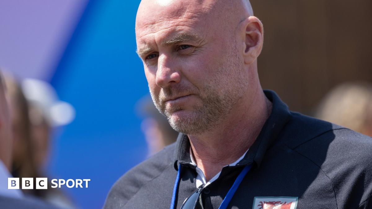 Robert Page: Wales boss takes 'full responsibility' for poor form but ...