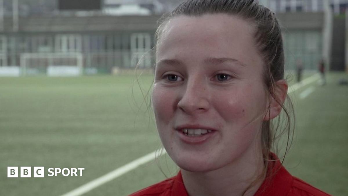 Manchester United: Wales teenager Carrie Jones joins club's academy ...