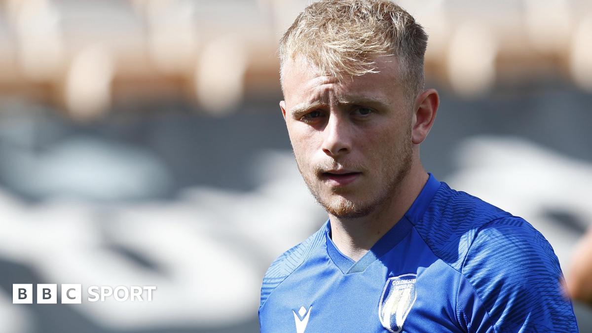 Joe Taylor: Lincoln City sign Luton Town striker on loan - BBC Sport