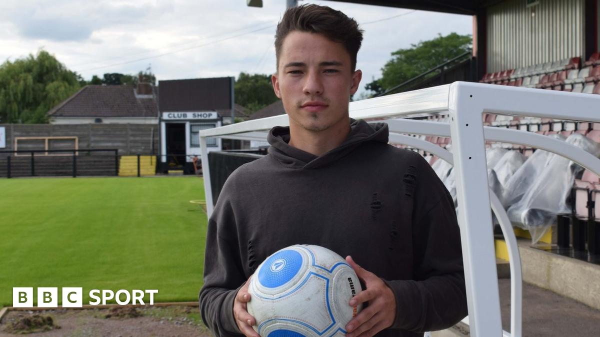 Kane Smith: Boreham Wood sign Hitchin Town right-back - BBC Sport