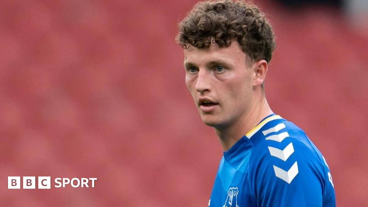 Nathan Broadhead: Everton striker moves to Sunderland on loan - BBC Sport