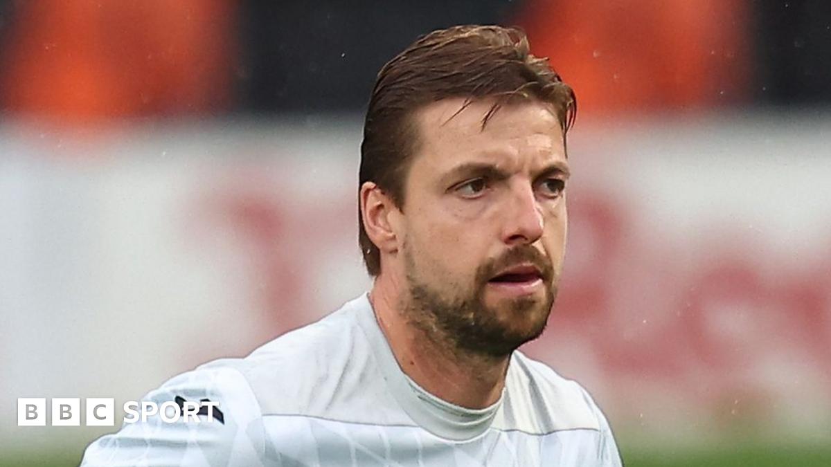 Tim Krul: Luton Town sign Dutch goalkeeper from Norwich City - BBC Sport