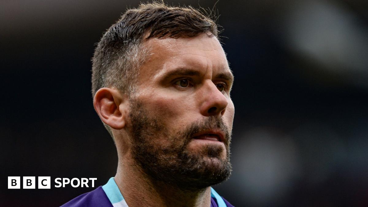 Ben Foster: Ex-England and Manchester United keeper signs for Wrexham ...