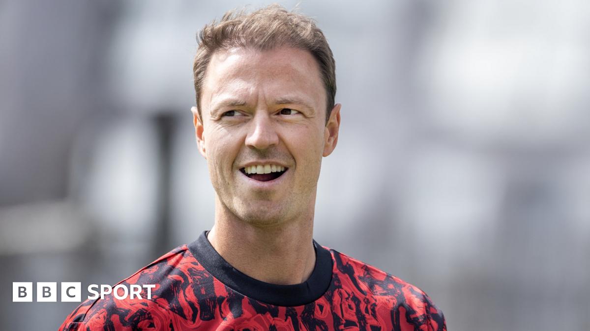 Jonny Evans: Man Utd in talks about signing Northern Ireland defender, says Erik ten Hag - BBC Sport