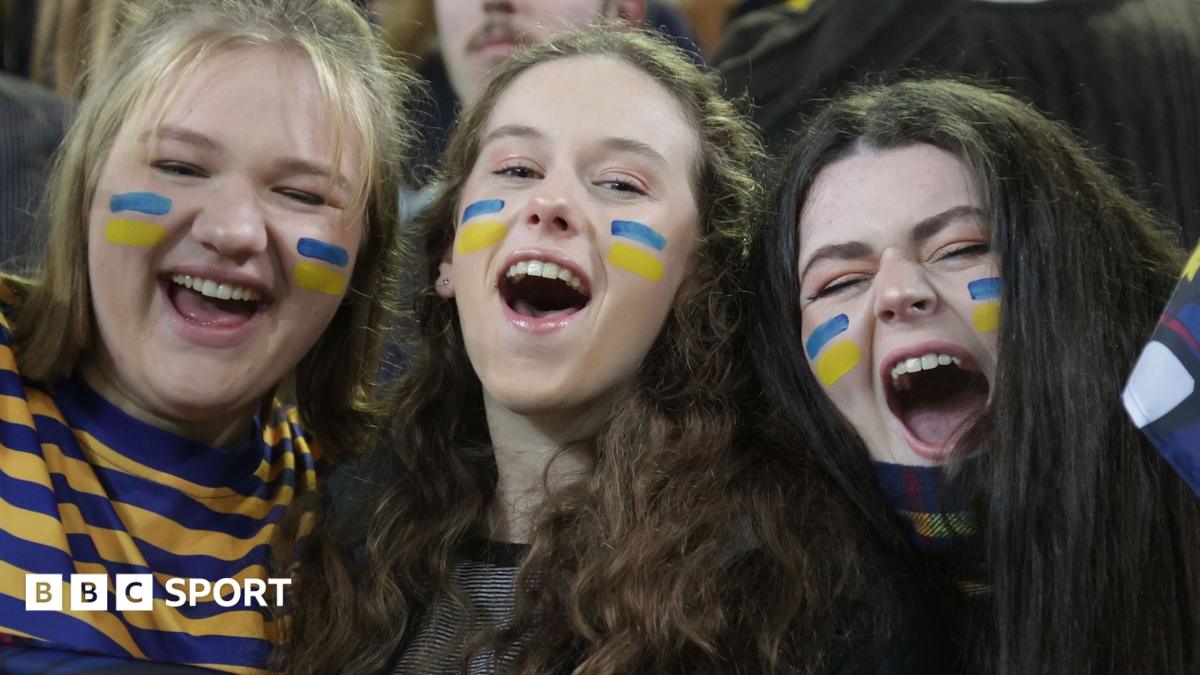 Super Rugby returns in NZ with fans, hugs and handshakes - BBC Sport