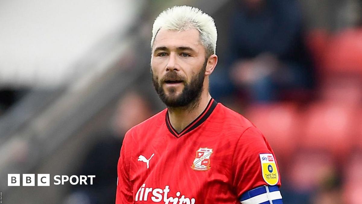 Charlie Austin & Jonny Williams: Striker to stay with Swindon as ...