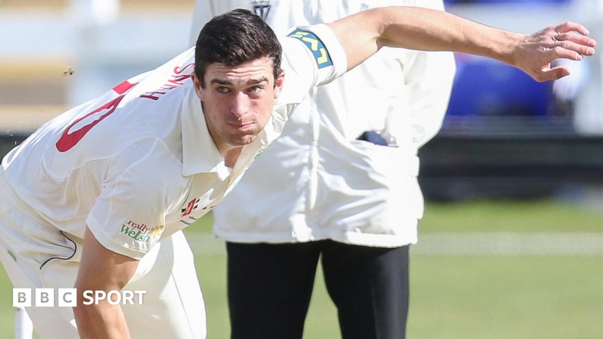 Glamorgan: Bowler Ruaidhri Smith signs contract until 2019 - BBC Sport