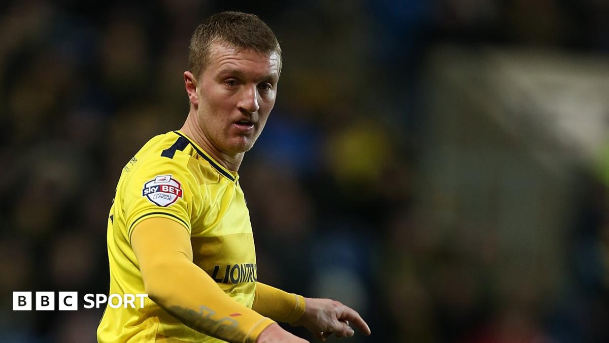 Bury: Joe Skarz's re-signs and Adam Thompson joins - BBC Sport