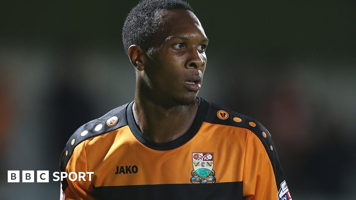 Gavin Hoyte: Eastleigh sign Barnet defender on 18-month deal - BBC Sport