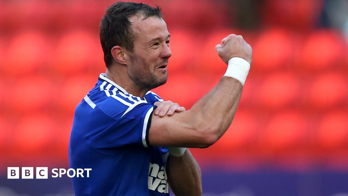 Noel Hunt: Southend United in talks with ex-Ipswich striker - BBC Sport