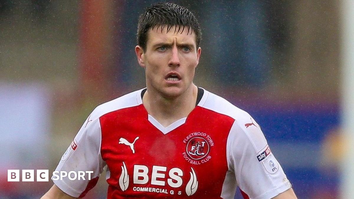 Bobby Grant: Fleetwood Town midfielder joins Wrexham on loan - BBC Sport