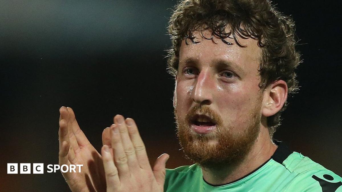 Tom Eastman: Colchester United defender signs new two-year deal - BBC Sport