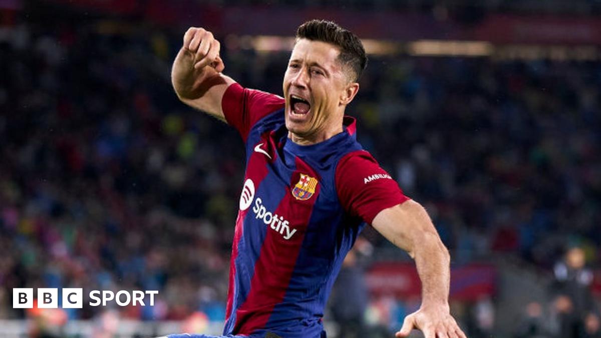 Barcelona 4-2 Valencia: Robert Lewandowski scores hat-trick - BBC Sport