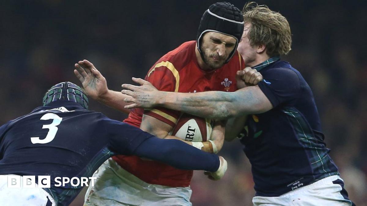 Six Nations 2016: Luke Charteris back in training for Wales - BBC Sport