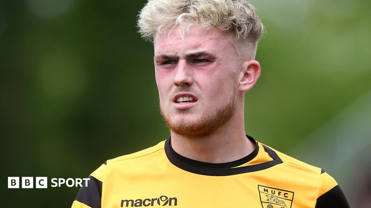 Bobby-Joe Taylor: Bromley sign Aldershot Town winger - BBC Sport
