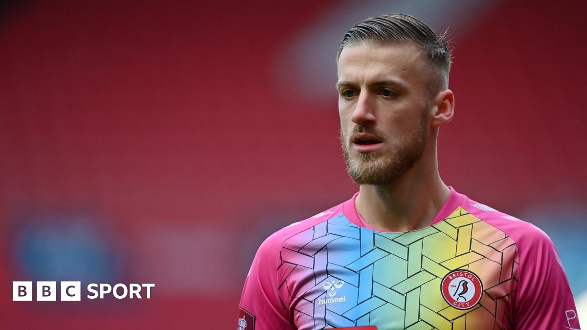 Dan Bentley: Wolves sign Bristol City keeper - BBC Sport