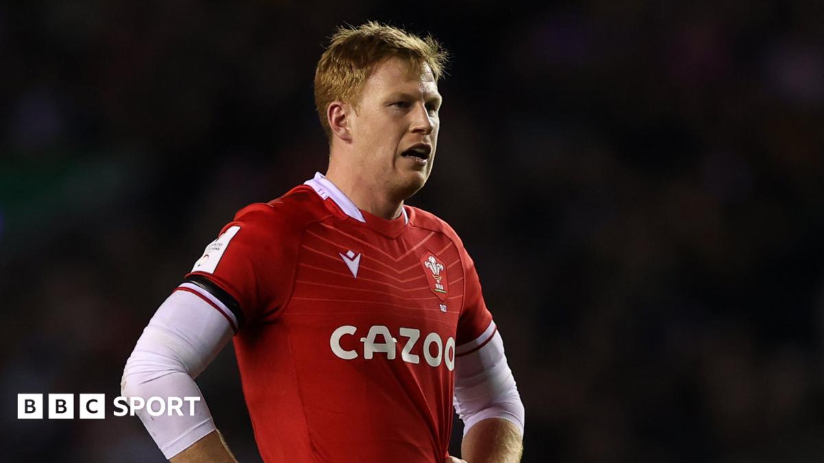 Rhys Patchell: Wales fly-half signs one-year deal with Highlanders ...