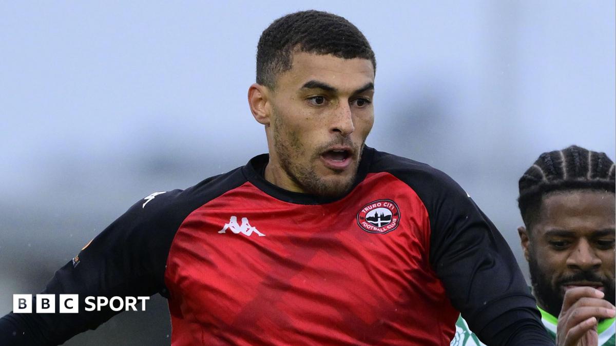 Christian Oxlade-Chamberlain: Truro City extend defender's loan - BBC Sport