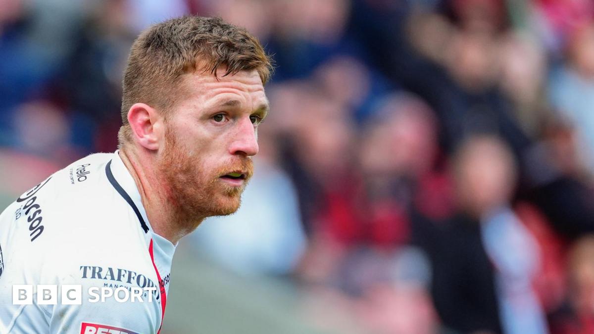Marc Sneyd: Salford Red Devils half-back signs new deal - BBC Sport