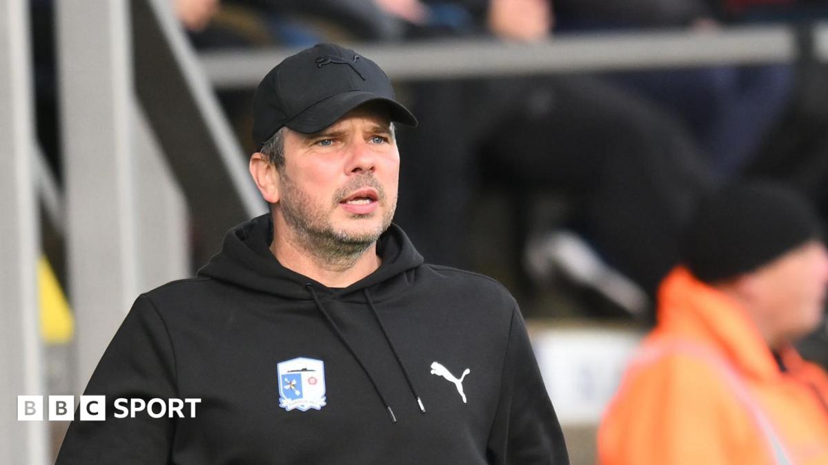 Barrow boss Stephen Clemence returns to touchline after ban - BBC Sport
