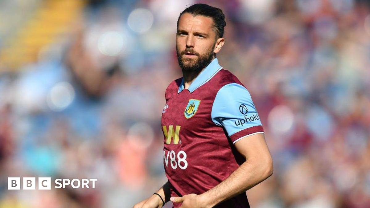 Burnley: Jay Rodriguez signs one-year contract extension - BBC Sport