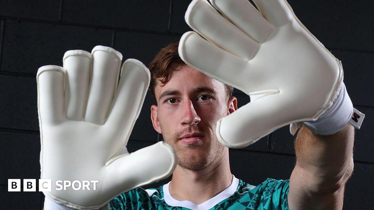 Sunderland news: Black Cats sign Dutch goalkeeper Robin Roefs - BBC Sport