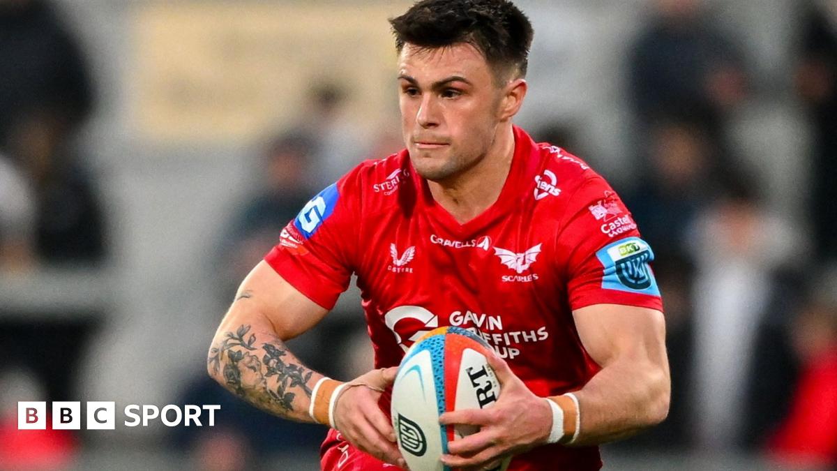 Joe Roberts: Wales centre signs new long-term Scarlets deal - BBC Sport