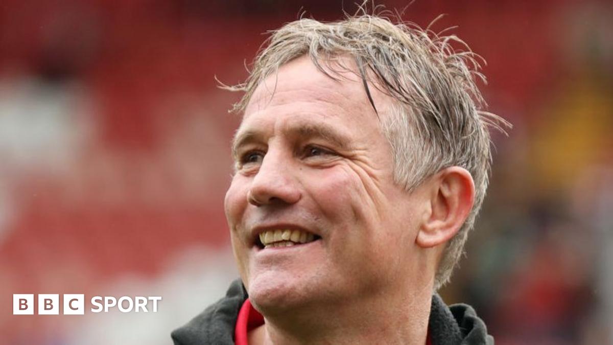 Wrexham: Phil Parkinson revels in connection with fans - BBC Sport