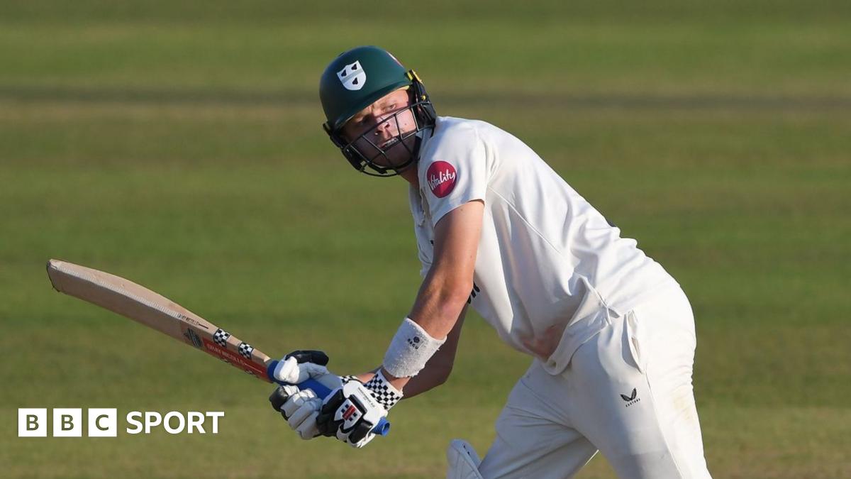 County Championship: Warwickshire on top against Worcestershire - BBC Sport