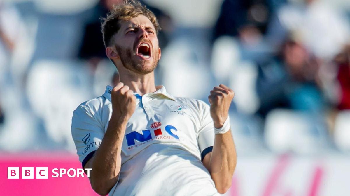 Ben Coad: Yorkshire pace bowler extends contract until 2028 - BBC Sport