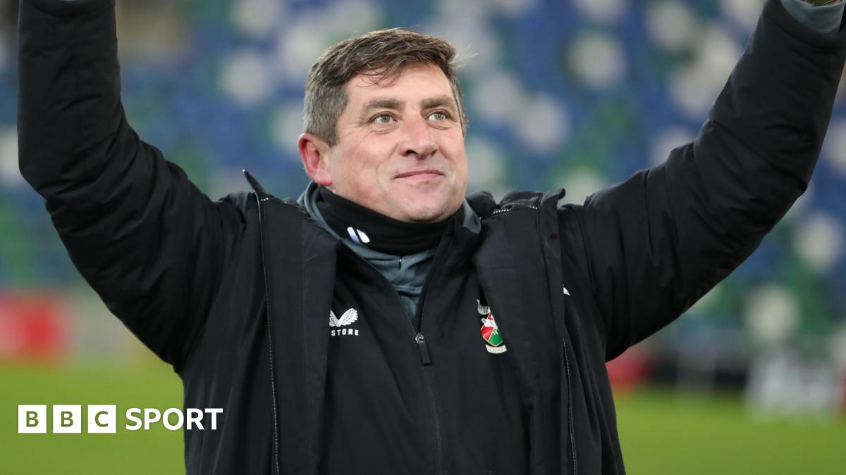 Declan Devine: Glentoran manager signs new contract - BBC Sport