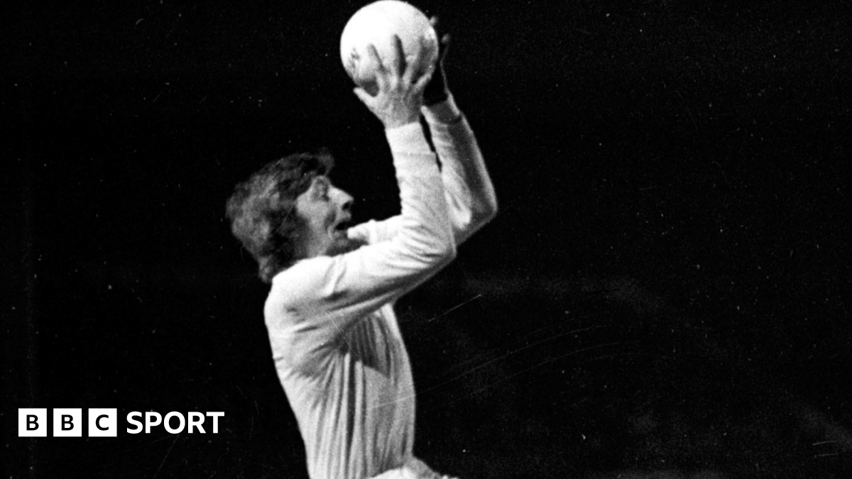 Former St Mirren goalkeeper Connaghan dies aged 79 - BBC Sport