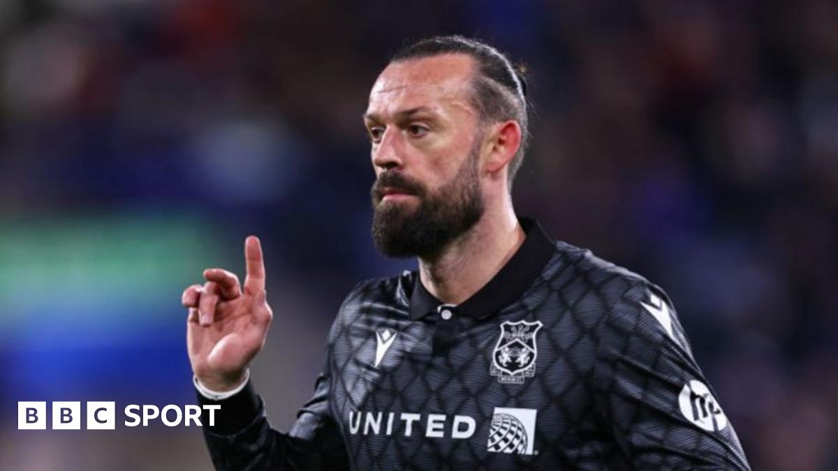 Wrexham: Steven Fletcher 'priceless' as Phil Parkinson faces striker ...