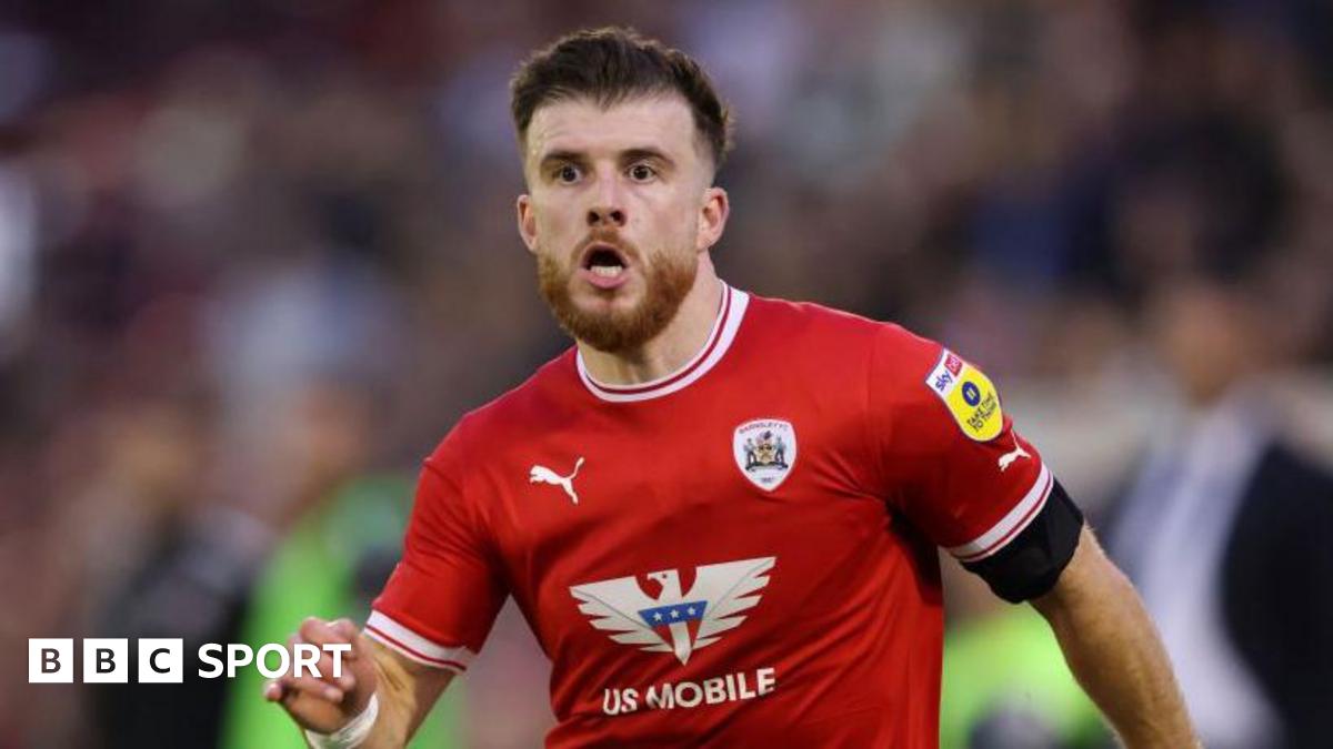 Nicky Cadden: Hibs sign free agent winger on three-year deal - BBC Sport