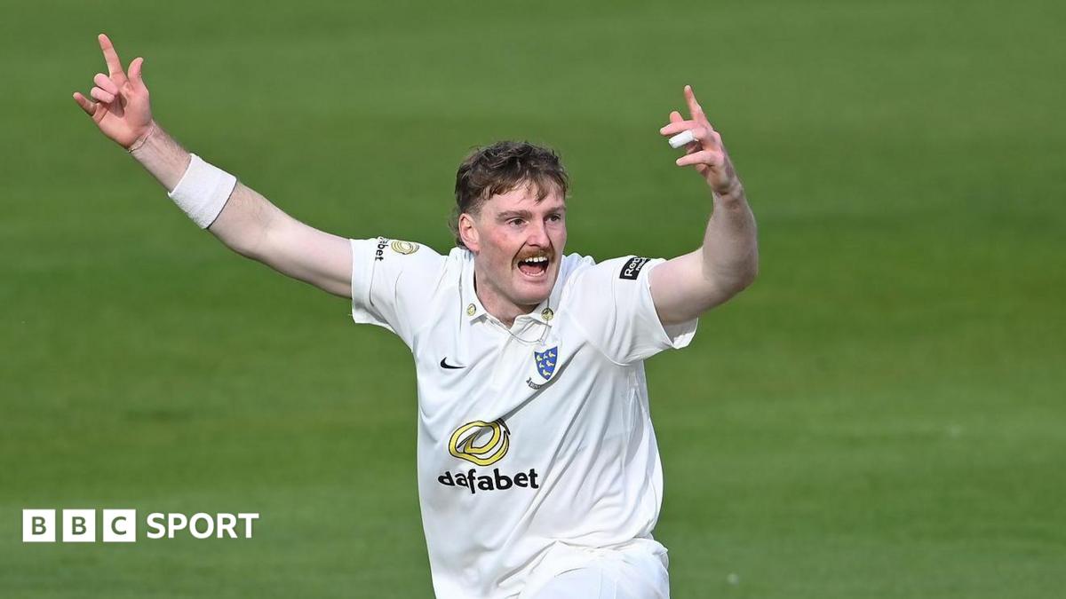 Sean Hunt: Sussex left-arm seamer extends stay until 2027 - BBC Sport
