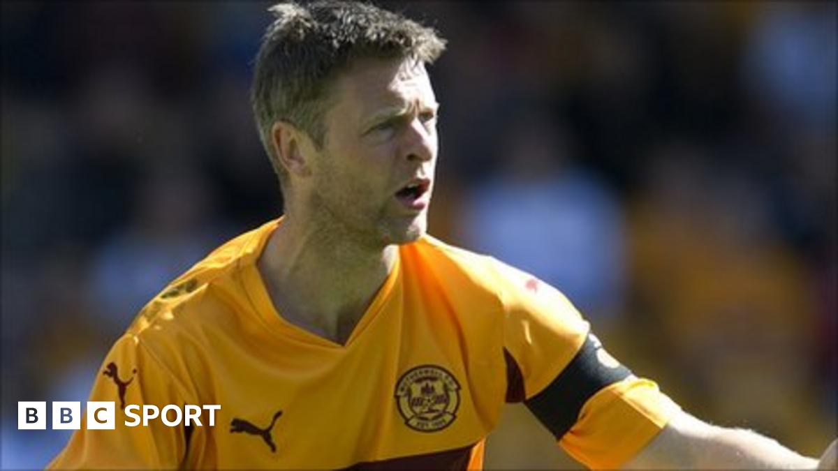 Stephen Craigan to stay with Motherwell - BBC Sport