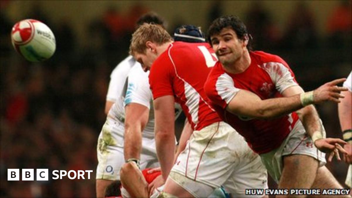 Mike Phillips key player for Wales, says Thinus Delport - BBC Sport