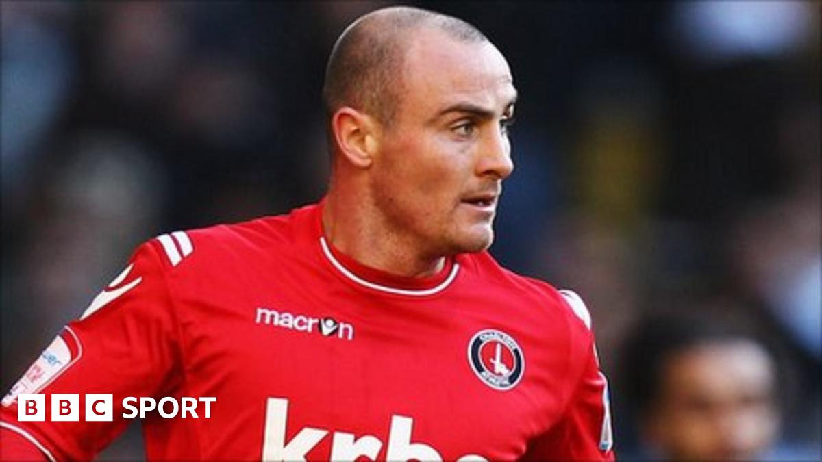 Swindon Town sign Alan McCormack on a two-year deal - BBC Sport
