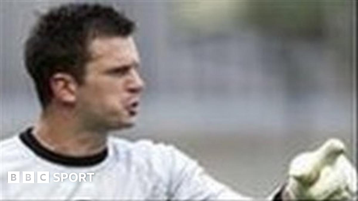 Blackpool complete deal for goalkeeper Mark Howard - BBC Sport