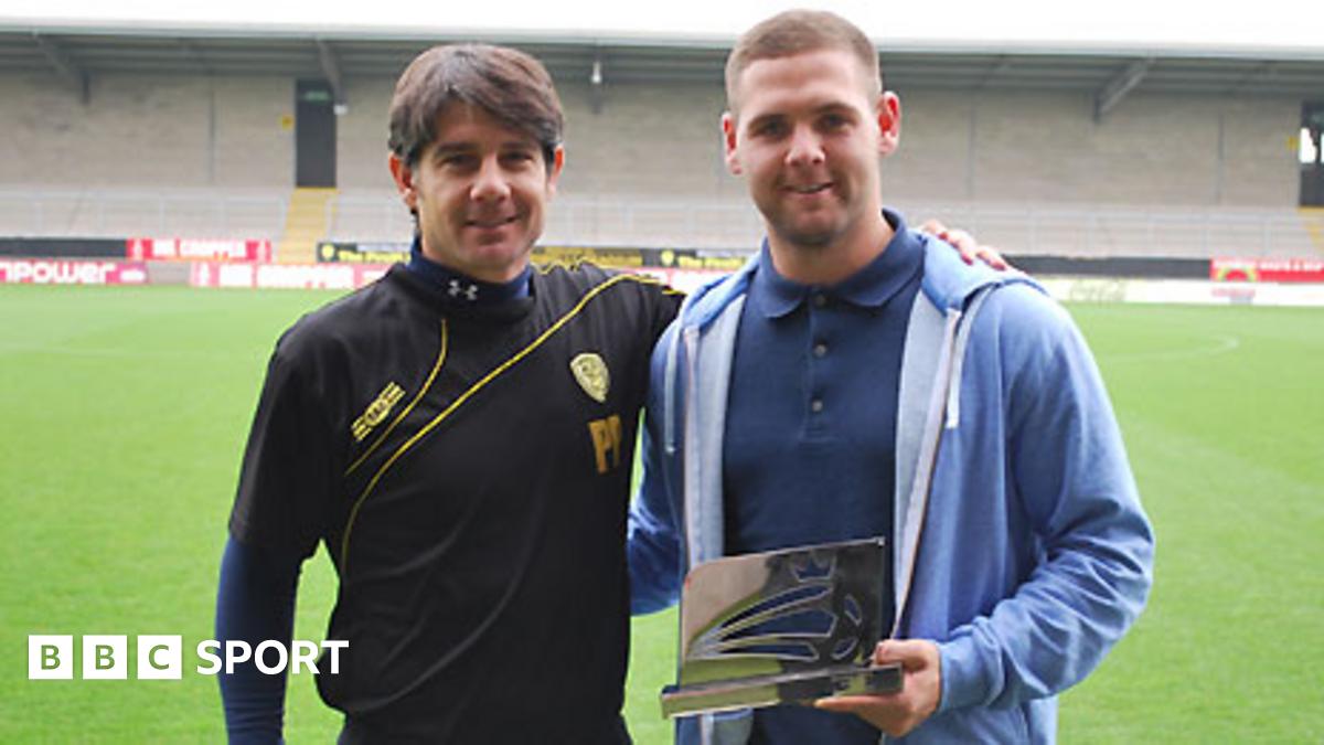 Burton striker Billy Kee wins Football League young player award - BBC ...