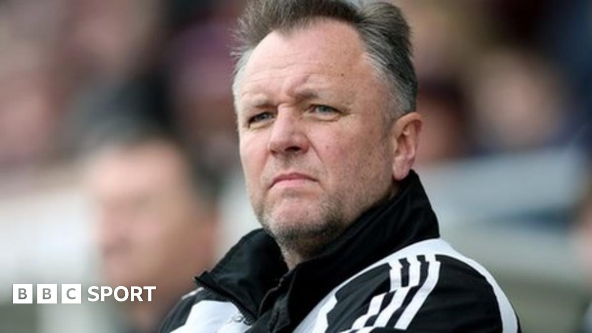 Gary Simpson leaves Macclesfield - BBC Sport