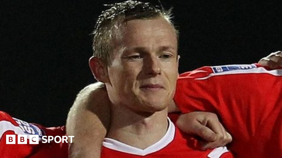 Dean Keates and Rob Ogleby sign new Wrexham contracts - BBC Sport