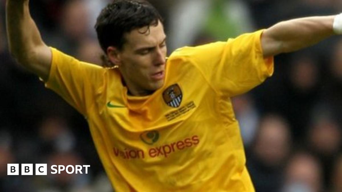 Exeter boss Paul Tisdale hopes to get Alan Gow clearance - BBC Sport