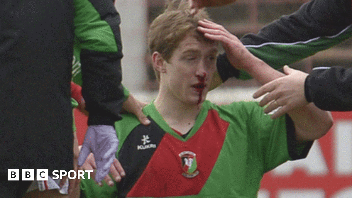 Glentoran player David Howland out for rest of campaign - BBC Sport