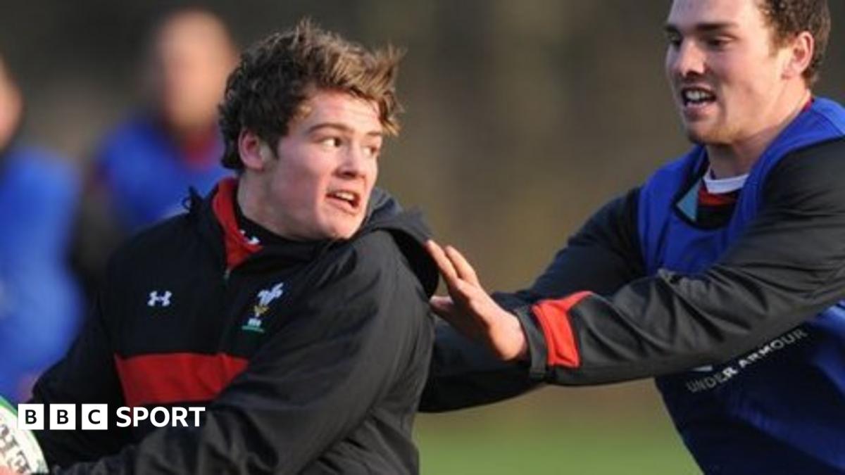 Wing Harry Robinson back for Wales U20 - BBC Sport