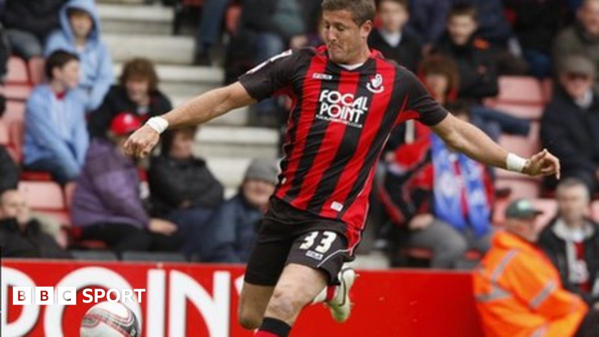 AFC Bournemouth striker Steve Fletcher to play one more season - BBC Sport