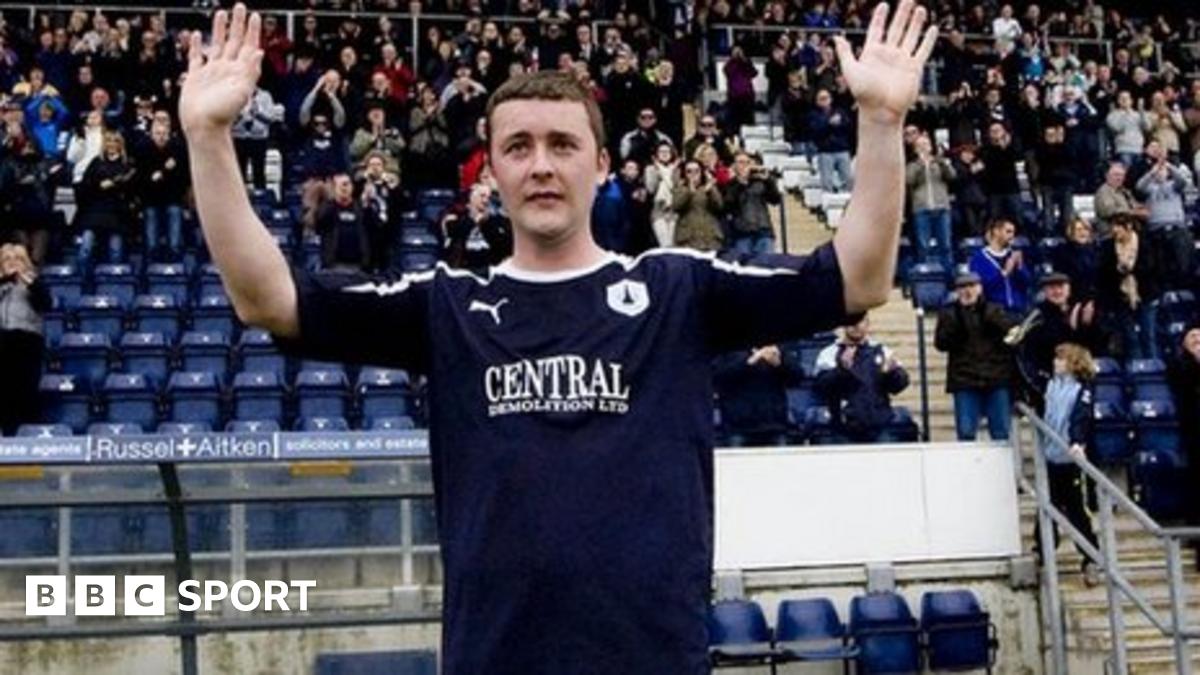 St Johnstone sign up full-back Tam Scobbie - BBC Sport